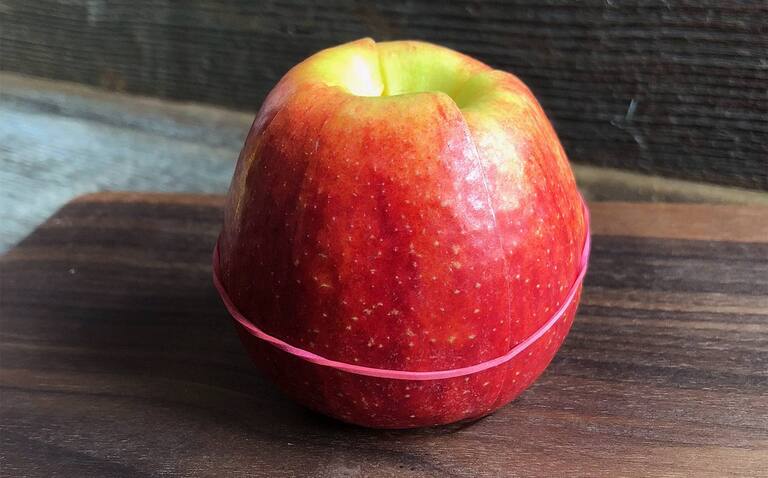Der Gummiband-Trick: So bleiben aufgeschnittene Äpfel länger frisch ...