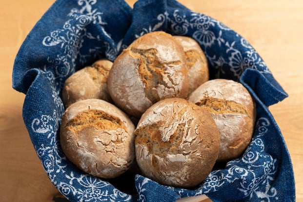 Wachauer Laberl mit Kümmel - 3:30 h - Rezept - Servus