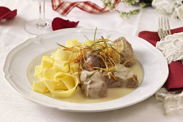 Eingemachtes Kalbfleisch mit Bandnudeln - 1:30 h - Rezept - Servus