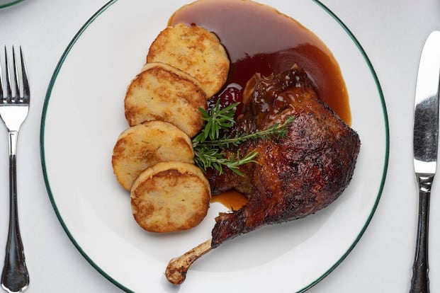 Festliches Gansl mit Rotkraut und Serviettenknödel - 5:00 h - Rezept ...