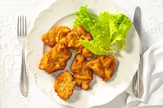 Omas Dukatenschnitzel plus Panierlaberl - 0:30 h - Rezept - Servus