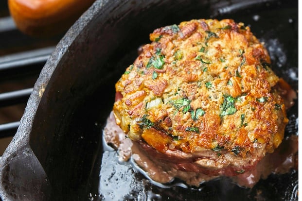 Mit Wiesenkräutern überbackenes Beiried - 0:30 h - Rezept - Servus