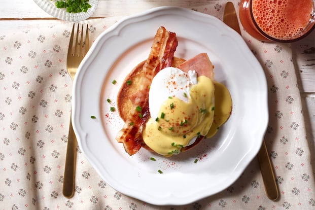 Eier Benedikt mit Schinken und Speck - 1:30 h - Rezept - Servus