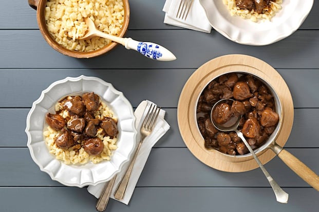 Rehragout mit gedörrten Bergfeigen - 3:00 h - Rezept - Servus