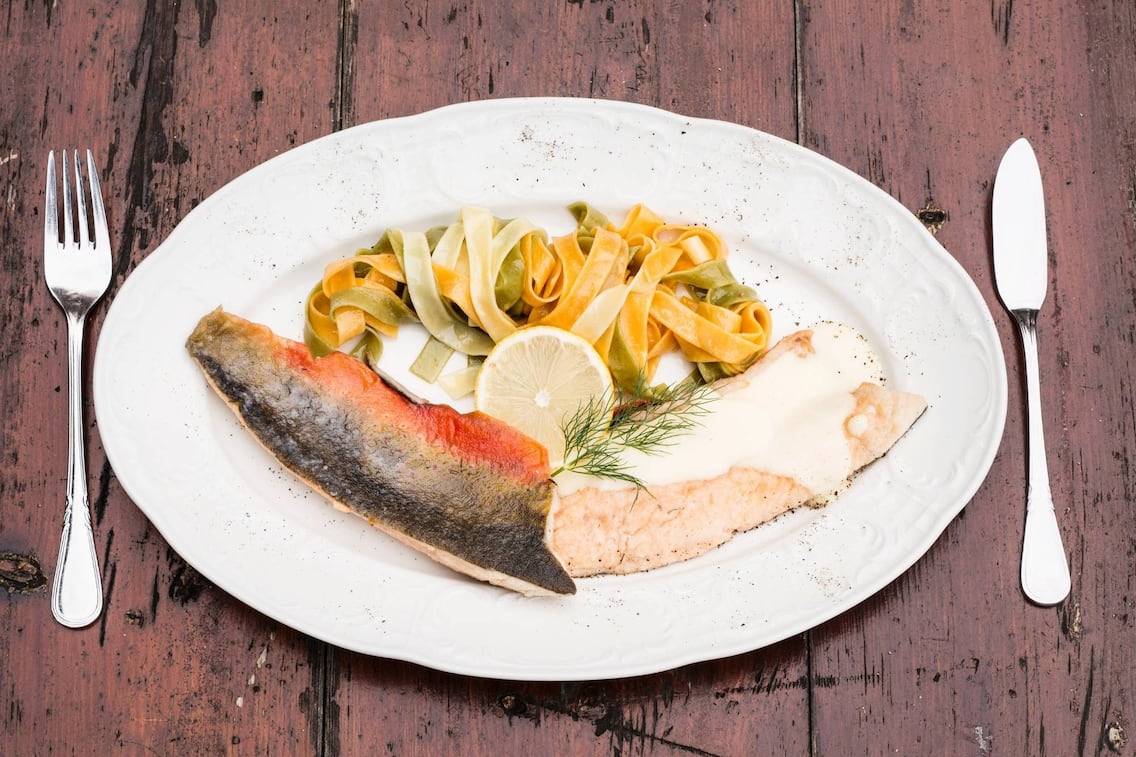 Saiblingsfilet mit Weißweinsauce und Nudeln - 0:25 h - Rezept - Servus