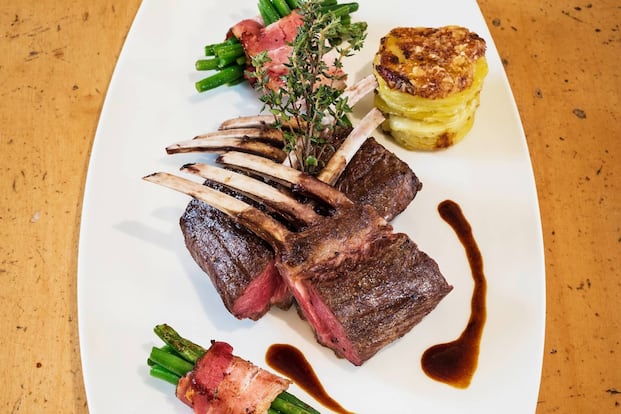 Lammkrone mit grünen Bohnen im Speckmantel - 2:15 h - Rezept - Servus