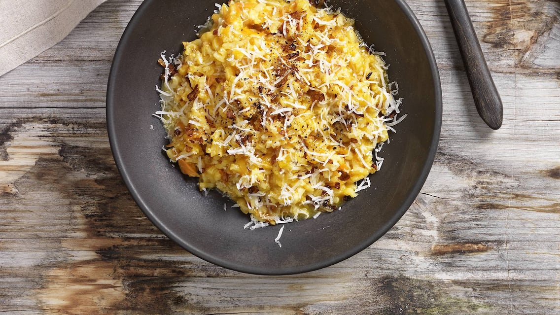 Karottenreis mit Zwiebeln und Speck - Rezept - Servus