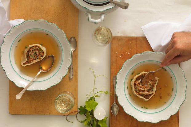 Rindsuppe mit Grammelstrudel ... - 3:00 h - Rezept - Servus