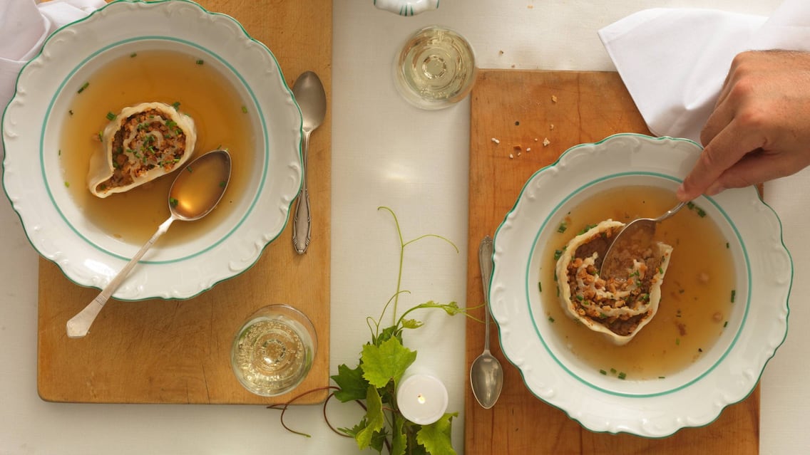 Rindsuppe mit Grammelstrudel ... - Rezept - Servus
