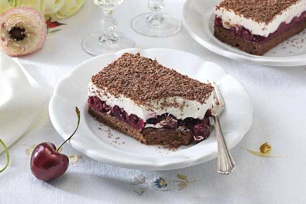 Schoko-Weichsel-Schnitten - 5:20 h - Rezept - Servus