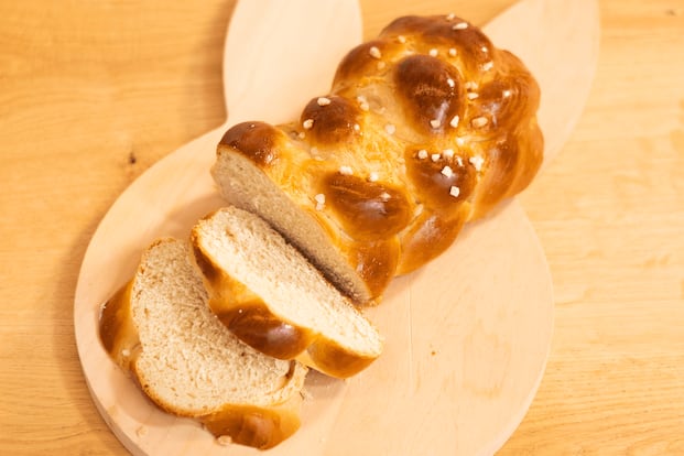 Osterstriezel mit Flechtanleitung - 1:20 h - Rezept - Servus