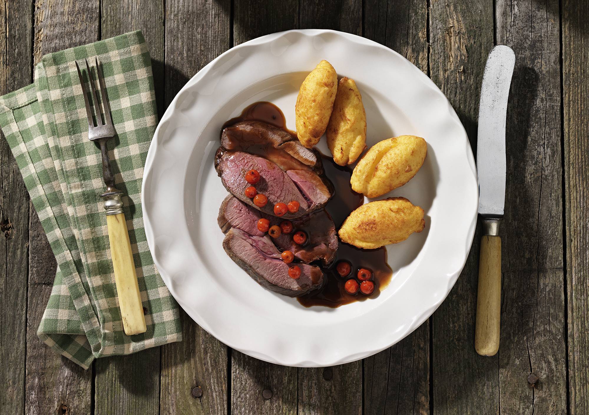 Rosa gebratene Keule mit Topfennockerln - 24:00 h - Rezept - Servus