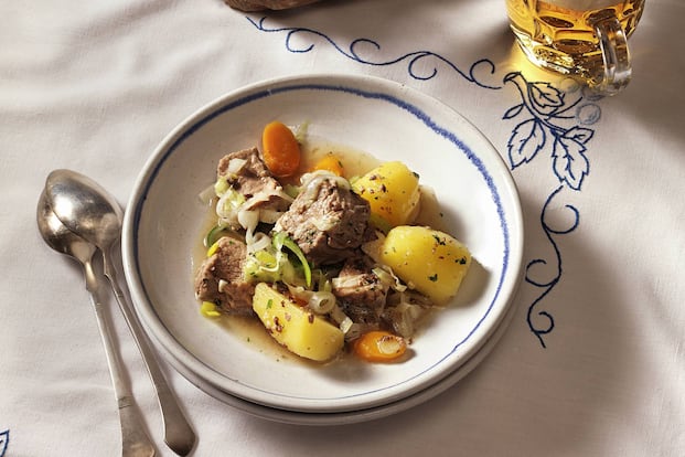 Pichelsteiner Eintopf mit Wurzelgemüse - 2:30 h - Rezept - Servus