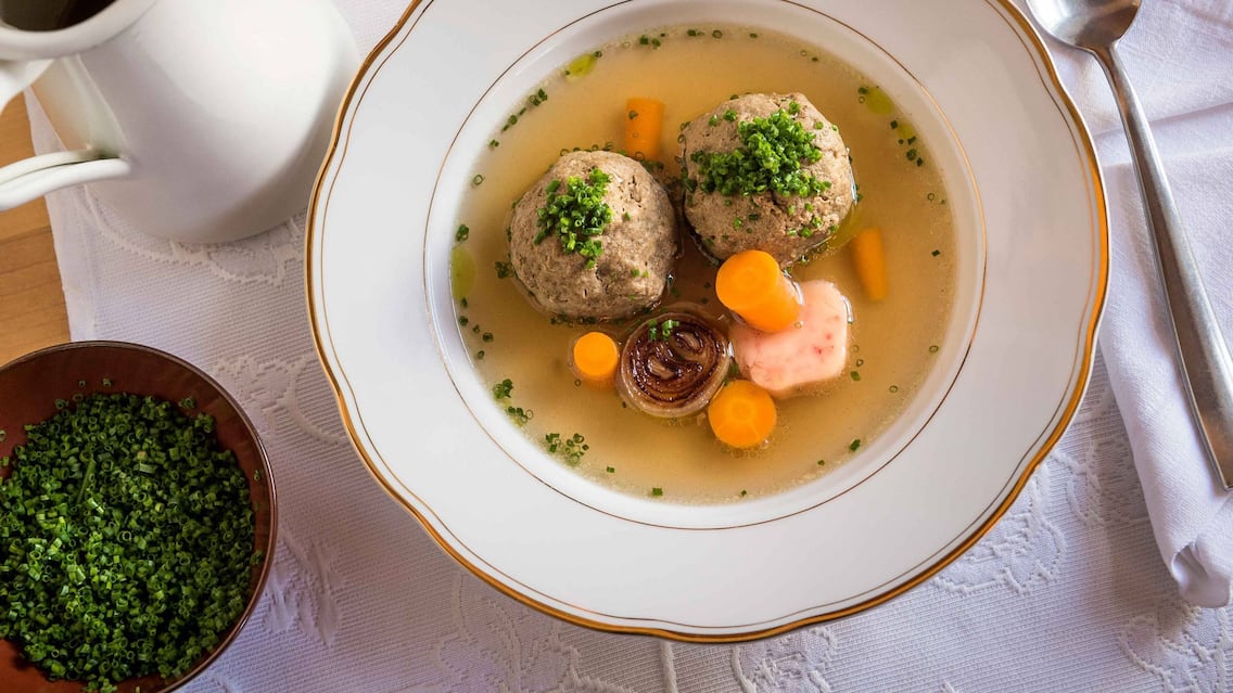 Rindsuppe mit Leberknödeln, S... - Rezept - Servus