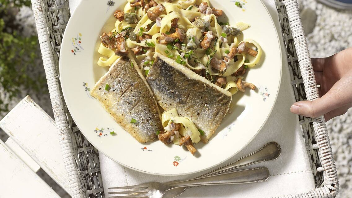 Saiblingsfilet mit Eierschwammerln - Rezept - Servus