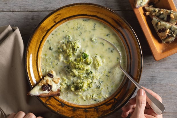 Wirsingkohlsuppe mit Gorgonzolabrot - 0:40 h - Rezept - Servus