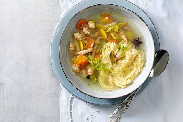 Wintersuppe mit Knollenziest und Nudeln - 0:35 h - Rezept - Servus