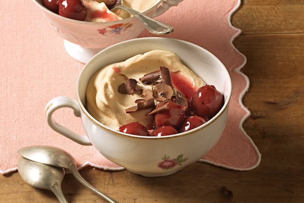 Mokka-Rum-Creme mit eingelegten Kirschen - 0:40 h - Rezept - Servus